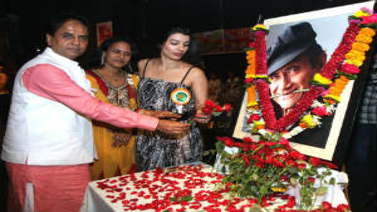 Hardik hundiya gave tribute to Dev Sahab with actors and politicians ...