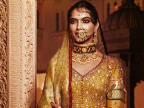 Padmavati first poster Deepika Padukone looks like a goddess - Hindi ...
