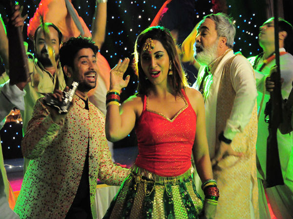 अर्शी खान बिपाशा बसु के 'ओंकारा' फिल्म के 'बीड़ी जलईले जिगर से पिया' पर ...