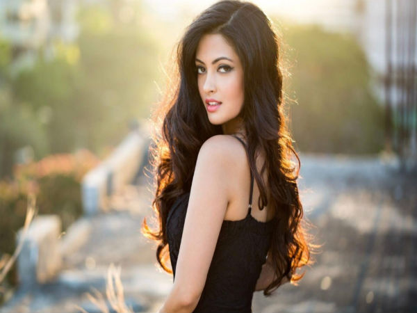 Ragini mms actress Riya Sen bold in bikini - Hindi Filmibeat