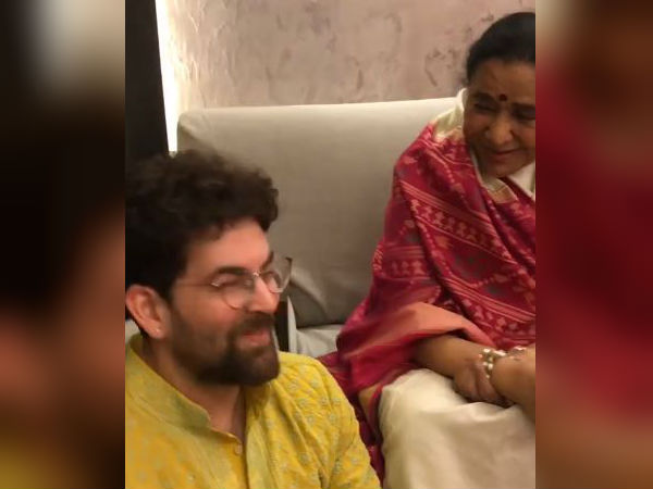 Niel nitin Mukesh singing Jane jaan with Legend Asha bhosle, Video ...