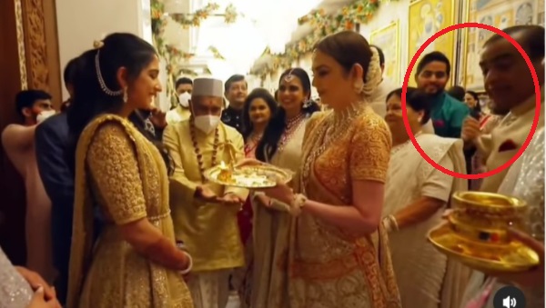 Mukesh Ambani stares aakash ambani and pulled his hand in front of ...
