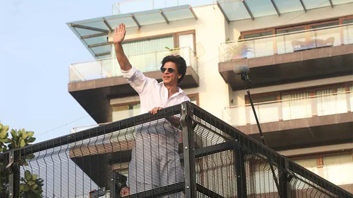 Shahrukh Khan की 'मन्नत' में घुस आए दो फैंस, दीवार फांदकर बंगले की ...