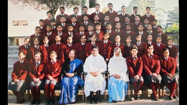Urvashi rautela school photo is in this picture, who secured 97% in ...