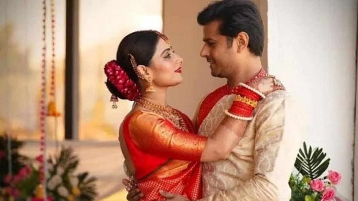 Aishwarya Sharma shares romantic pictures of lip lock kiss with Neil ...