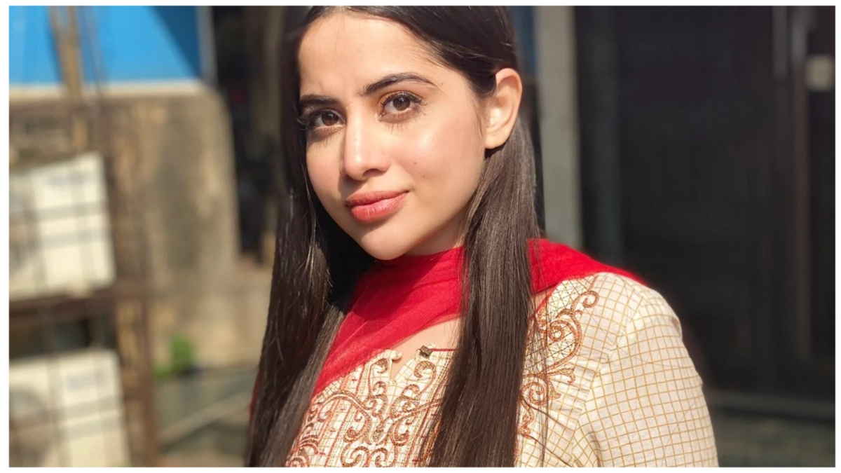 Urfi Javed late night outing in super sexy outfits flaunting cleavage ...