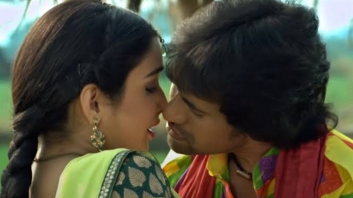 Bhojpuri Song Amrapali dubey nirahua late night romance in khet video viral - Hindi Filmibeat