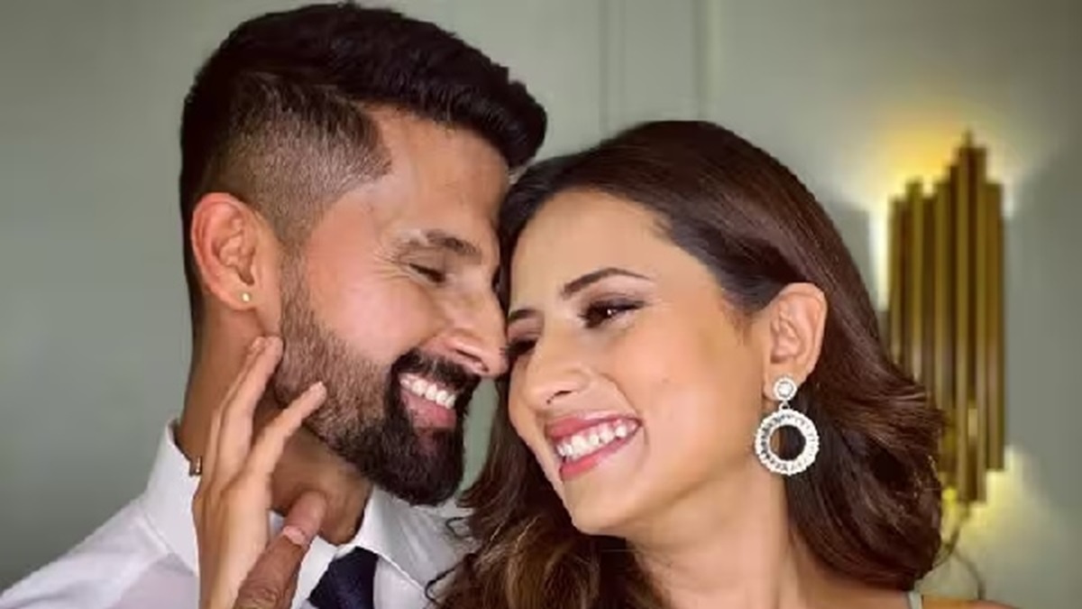 Jamai raja fame ravi dubey took permission for kissing scene from her wife sargun mehta - Hindi ...